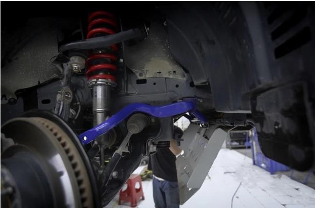 4x4 vehicle demonstrating sway bar performance on rough terrain