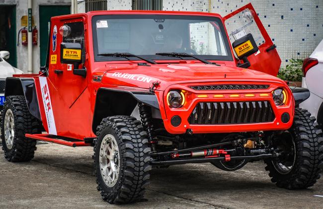 STR Strut in off-road application during use