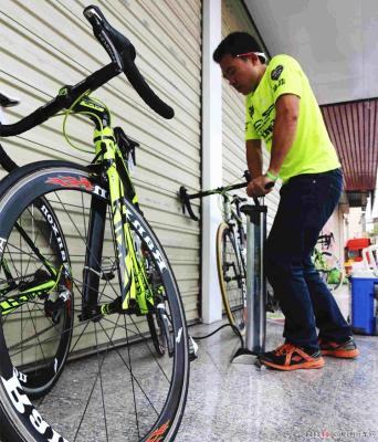 China Replacement 70mm Clincher Carbon Fiber Bicycle Rims With 3k Fabric Surface for sale