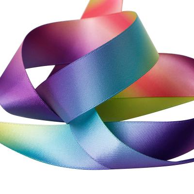 China Personalisierte Gradienten Regenbogenfarben Satin gedruckte Bänder mit kundenspezifischen Mustern zu verkaufen