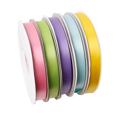 Cina Nastro satinato da 19 mm a colori solidi liscio e lussuoso per l'imballaggio dei regali 100% poliestere in vendita