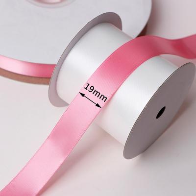Cina Nastro satinato da 19 mm a colori solidi liscio e lussuoso per l'imballaggio dei regali 100% poliestere in vendita