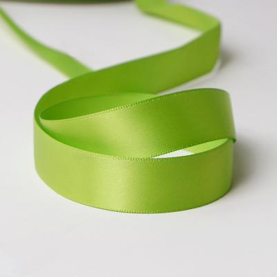 Cina Nastro satinato da 19 mm a colori solidi liscio e lussuoso per l'imballaggio dei regali 100% poliestere in vendita
