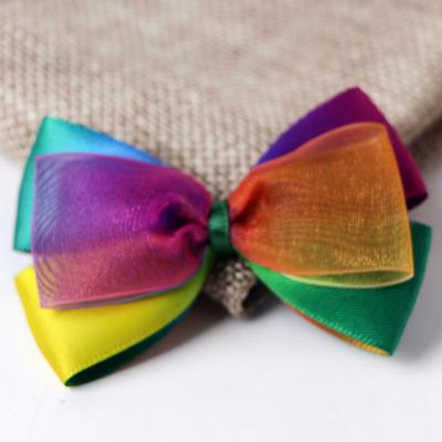 Cina Capelli di Natale per ragazze Accessori a arco con nastro satinato arcobaleno e materiale organza in vendita