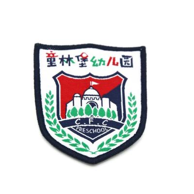 Cina Distintivo di scuola ritenuto del tessuto Logo Custom Sew On Patches per i rivestimenti in vendita