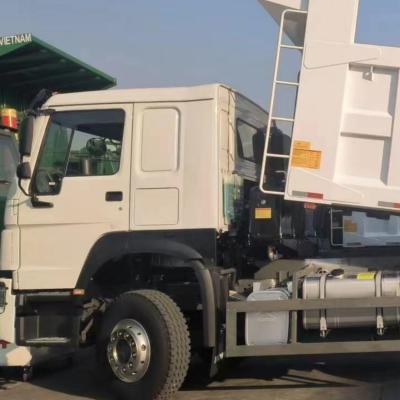 中国 10輪容量 25-30トン HOWO 6X4ダンプトラック 燃料タンカー 300L 5600X2300X1500 タイヤ 7.00r16 6+1 备用タイヤ 調整可能 左と右の運転 販売のため