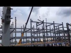 - Un charpentier avec plusieurs entrepôts.