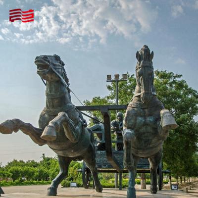 China Regionaal kenmerk gegoten koperen beeldhouwwerk van Chinese bronzen wagen voor stedelijk landschap Te koop