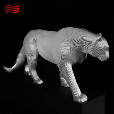 Cina Caratteristica regionale Europa Installazione artistica con una scultura in bronzo di un leopardo a grandezza naturale in vendita