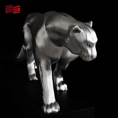 Cina Caratteristica regionale Europa Installazione artistica con una scultura in bronzo di un leopardo a grandezza naturale in vendita