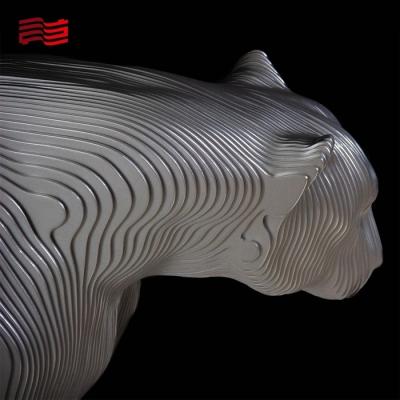 Cina Caratteristica regionale Europa Installazione artistica con una scultura in bronzo di un leopardo a grandezza naturale in vendita