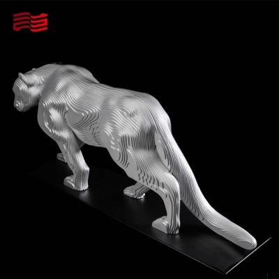 Cina Caratteristica regionale Europa Installazione artistica con una scultura in bronzo di un leopardo a grandezza naturale in vendita