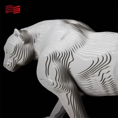 Cina Caratteristica regionale Europa Installazione artistica con una scultura in bronzo di un leopardo a grandezza naturale in vendita