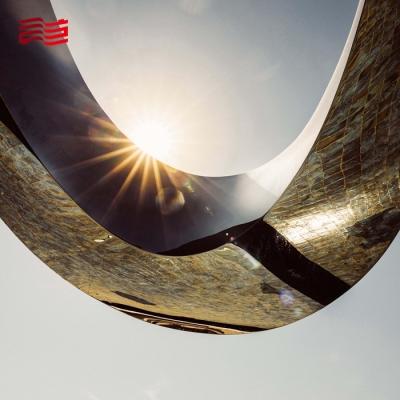 Cina Sculpture di struttura a spirale contorta all'aperto in stile europeo con finitura a specchio lucido in vendita