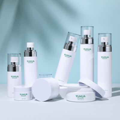Cina bottiglia di plastica bianca di 60ml 80ml 100ml con l'insieme d'argento di Skincare dello spruzzo della pompa in vendita