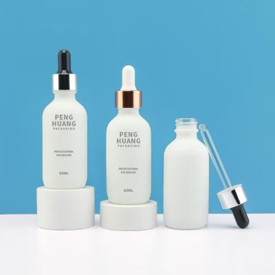 Cina 2oz 60ml ha glassato la bottiglia di Boston intorno alla bottiglia di vetro del contagoccia dell'olio per capelli di vetro dell'olio essenziale in vendita