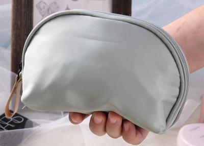 Chine Le cas cosmétique Shell d'organisateur de voyage en nylon fait sur commande d'OEM de logo/voyage de maquillage forment à vendre