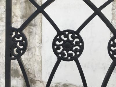 Cina Vetro temperato di tecnica intarsiato il nero di vetro superiore del ferro battuto dell'arco doppio in vendita