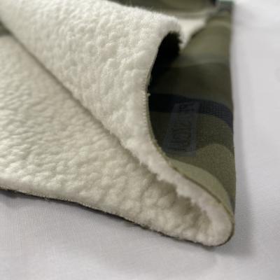 Cina Dobby Style Multicam 100% poliestere camo fleece polare tessuto softshell per giacca da esterno in vendita