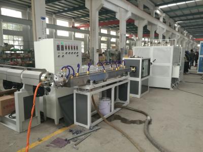 Cina La fibra rinforza la produzione del tubo flessibile di giardino della macchina di fabbricazione del tubo del PVC in vendita