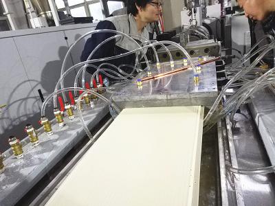 China Het Venster & de Deur die van UPVC Plastic de Hoge snelheidsuitdrijving verzegelen van de Profielproductielijn Te koop