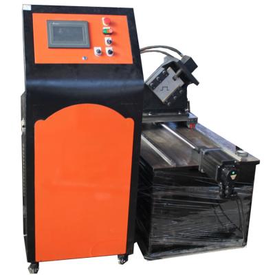 Cina Perno ad alta velocità e rotolo della pista che forma macchina con il sistema di taglio di volo in vendita