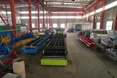 Cina Rotolo della piattaforma del metallo di controllo automatico che forma macchina con 10 - 20m/Min in vendita