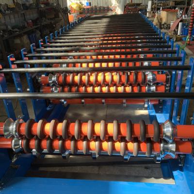 Cina rotolo delle mattonelle di tetto del diametro dell'asse di 70mm che forma macchina 380v50hz una tensione di 3 fasi in vendita
