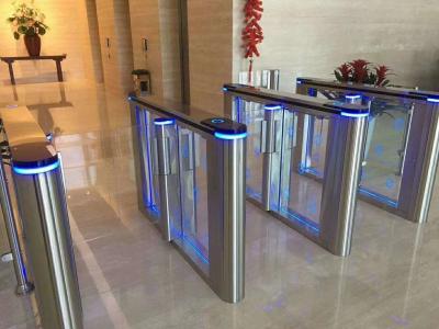 Cina Oscillazione di passaggio ad alta velocità astuta anti coda cancelli girevoli ottici 45persons ogni min in vendita