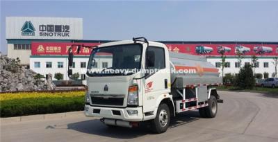 Cina Piccolo camion cisterna del combustibile di HOWO120hp con il cubo del ³ di 8m che carica SINOTRUK in vendita