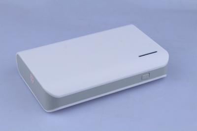 Cina La Banca doppia di potere della batteria ricaricabile di USB 8800mAh 18650 con il visualizzatore digitale in vendita