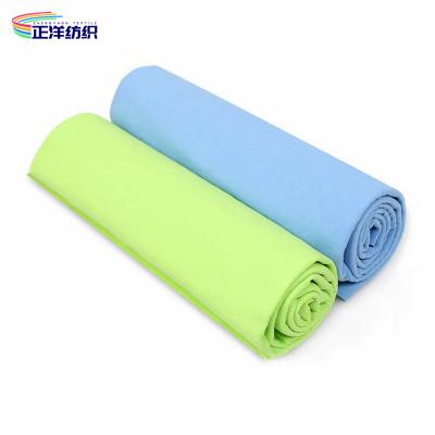 Cina Microfiber riutilizzabile pulisce il medium 220gsm gradua il tessuto scamosciato secondo la misura verde blu di 50x60CM Microfiber in vendita