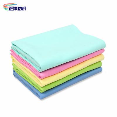 Cina Microfiber riutilizzabile pulisce il medium 220gsm gradua il tessuto scamosciato secondo la misura verde blu di 50x60CM Microfiber in vendita