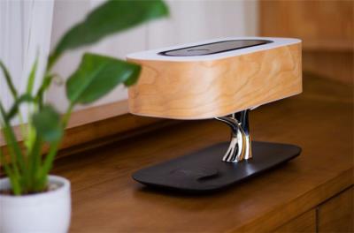 Cina Lampada di scrittorio principale senza fili dell'impiallacciatura funzione di legno della pelle di multi con l'altoparlante di Wifi Bluetooth in vendita