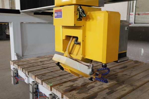 Quality Stone CNC Cutting Machine with 90 Degree Chamfering and 3200*2000mm Worktable for sale