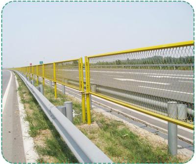 Cina Sicurezza stradale Recinzione di filo spinato galvanizzato rivestito in polvere antiabbagliamento per autostrade in vendita
