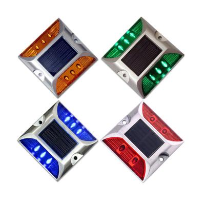 Cina Segno stradale a cono alimentato a energia solare LED Road Stud con colore rosso blu giallo bianco verde in vendita
