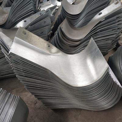 Cina Ferrovia di protezione della barriera di sicurezza galvanizzata a caldo con fine bullnose personalizzato e ad alta velocità in vendita