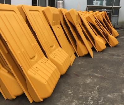 Cina Barriere stradali esterne piene d'acqua Traffico di plastica rosso Barriere stradali di sicurezza in vendita