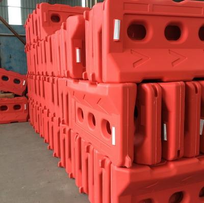 Cina Barriere stradali esterne piene d'acqua Traffico di plastica rosso Barriere stradali di sicurezza in vendita