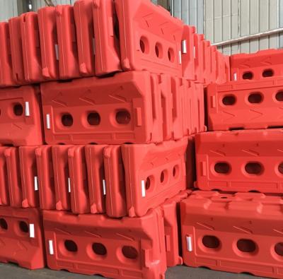 Cina Barriere stradali esterne piene d'acqua Traffico di plastica rosso Barriere stradali di sicurezza in vendita