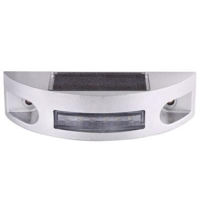 Cina LED rosso semicerchio Cat Eye Aluminium Road Stud per un'alta riflessione e sicurezza stradale in vendita