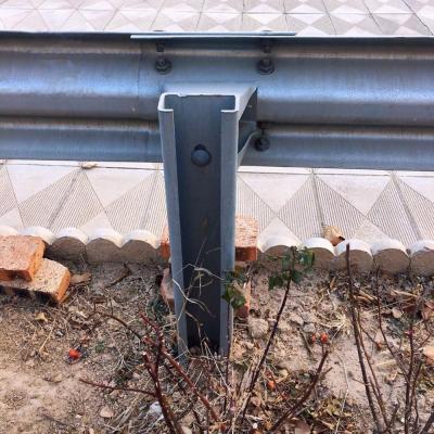 Cina Galvanizzato a caldo W Beam Highway Guardrail C Post o U Post con alta durata in vendita