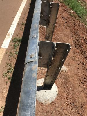 China Ferrovias de proteção de estradas feitas de aço com design personalizado e padrão AASHTO M-180 à venda