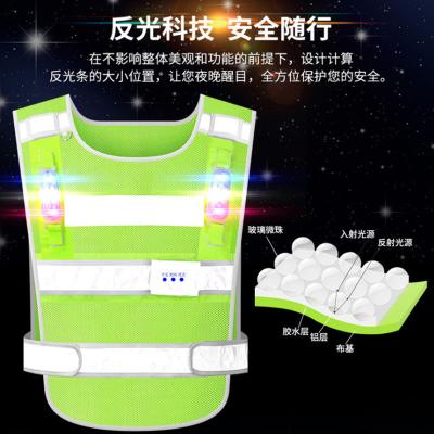 Cina Logo personalizzato accettato 100% poliestere Led Flash Light riflettente giubbotto di sicurezza per la corsa S-5XL in vendita