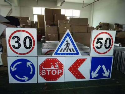 Cina Segnali stradali riflettenti del traffico con nastro da 10 cm a 25 cm e altezza standard di 50 cm in vendita