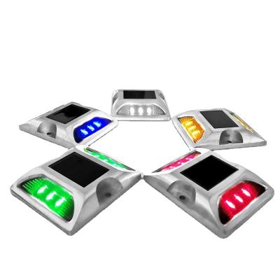 Cina Lampade lampeggianti LED Solar Square Road Stud Soluzione avanzata di sicurezza stradale e marcatura in vendita
