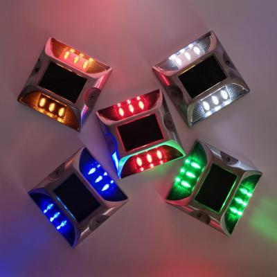 Cina Sicurezza stradale Marcatura stradale quadrata riflettente Stradale Stend Selezione del colore LED personalizzabile in vendita