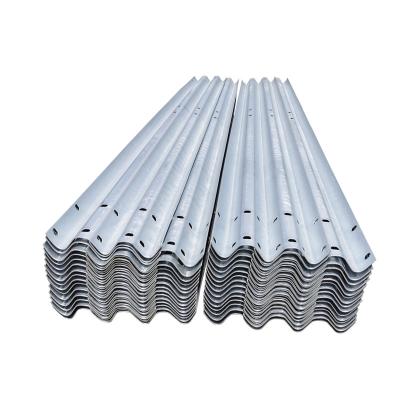 Cina Righe di protezione per autostrade a traccia W galvanizzata con certificati CE/BV/ISO e standard AASHTO M-180 in vendita