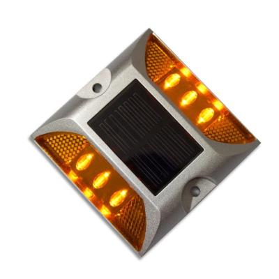 中国 道路標識 道路安全のための太陽光閃光灯 赤 青 黄 白 緑 LED 色 販売のため
